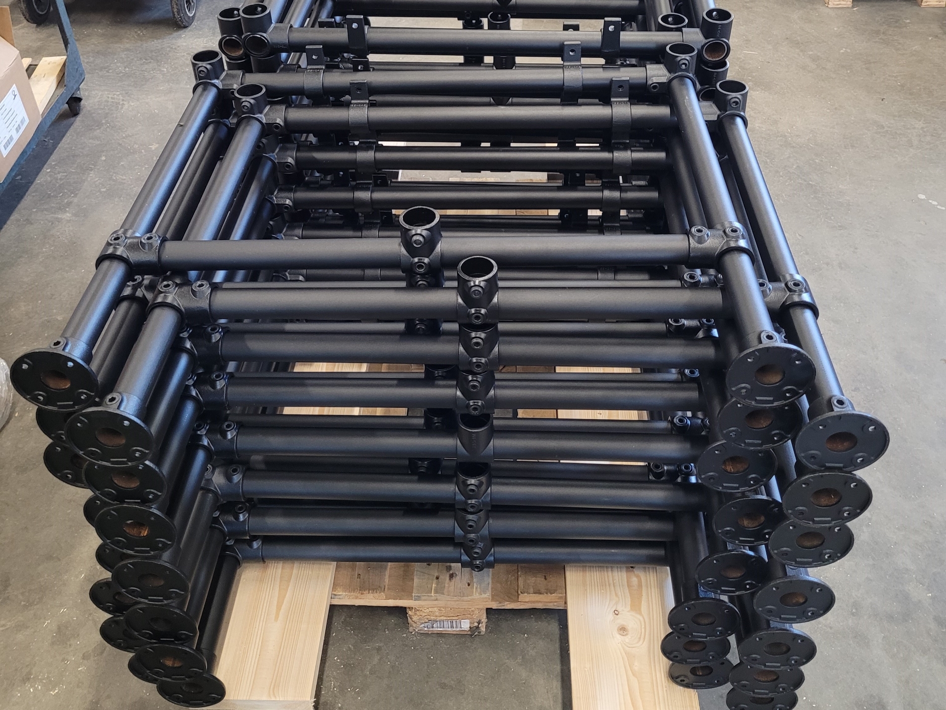 Veelzijdige mogelijkheden met zwarte steigerbuizen