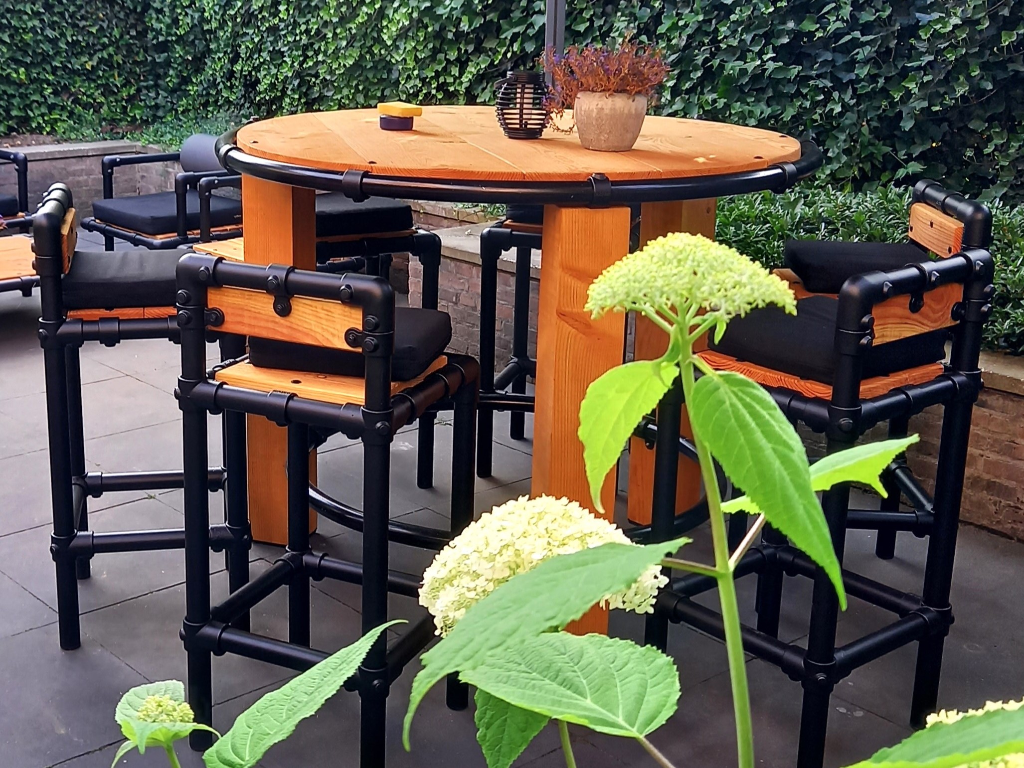 Zelf tuinmeubels maken met zwarte steigerbuizen | Bouwbuis